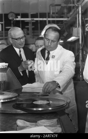 Prince Sadruddin Aja Khan squeezes 500.000th copy World Star Festival ...