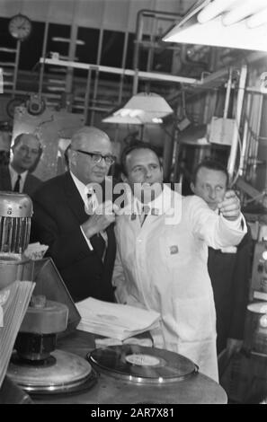 Prince Sadruddin Aja Khan squeezes 500.000th copy World Star Festival ...