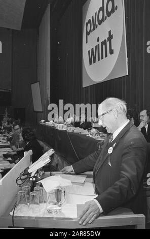 PvdA-Congress, Amsterdam; Den Uyl speaking, 5 February 1971, congresses ...