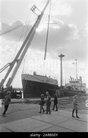 Radio ship Dolphin , Laisses Faire at ZSM in Zaandam for new mast ...