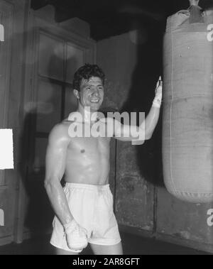Training boxer Luc van Dam. Under the shower Date: March 17, 1949 ...