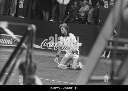 Wimbledon Tennis: Men's Finals 1981: Bjorn Borg congratulates John ...