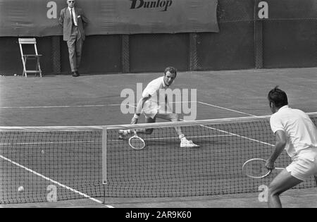 Wimbledon players in Scheveningen. Tom Okker (left) played against ...
