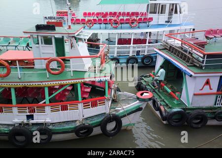 Ferry boats ; Gateway of India ; Apollo Bunder ; Colaba ; Bombay ...
