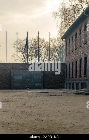 Execution wall and yard Auschwitz Stock Photo - Alamy