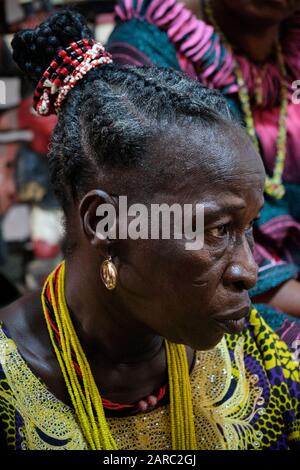 Portrait of a priestess of the Osun temple Stock Photo - Alamy