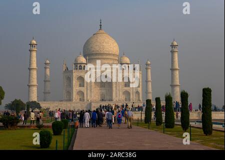 Pathway to Taj Mahal, Agra, India Stock Photo - Alamy