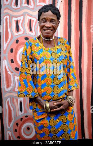 Portrait of a priestess of the Osun temple Stock Photo - Alamy