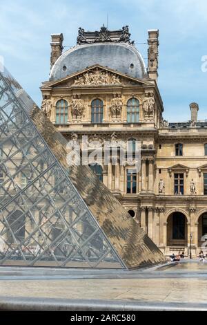 Louvre Museum, The Richelieu Wing and Pyramid, Paris, France Stock ...