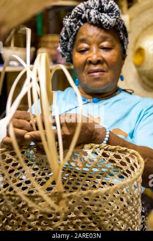 Colombian woman weaving with traditional clothing Stock Photo - Alamy