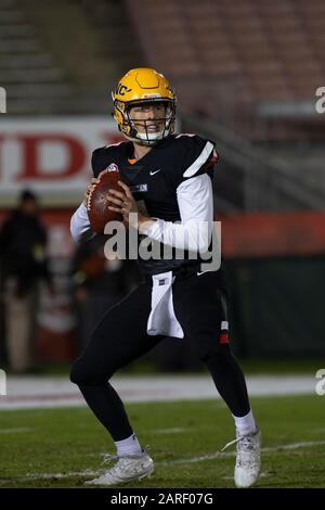 American Team quarterback Jacob Knipp, of Northern Colorado, gets set ...