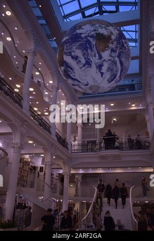 Cărturești Carusel library interior. Carturesti Carusel bookstore in ...
