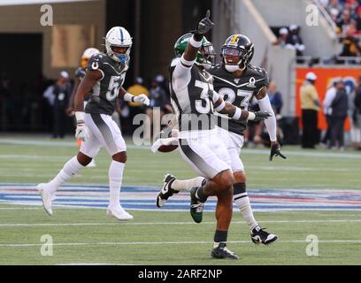 Pittsburgh Steelers inside linebacker Joe Schobert (93) defends against ...
