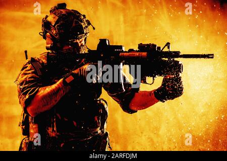US Army Ranger aiming rifle Stock Photo - Alamy