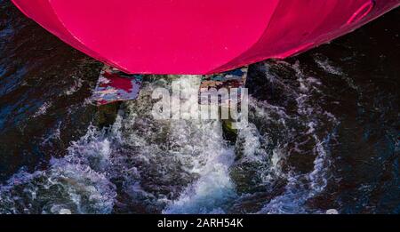 Stern wave of a pink moving vessel Stock Photo - Alamy