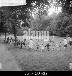 Holiday parties in the Amsterdamse Bos. Pipo de Clown captures chicken ...