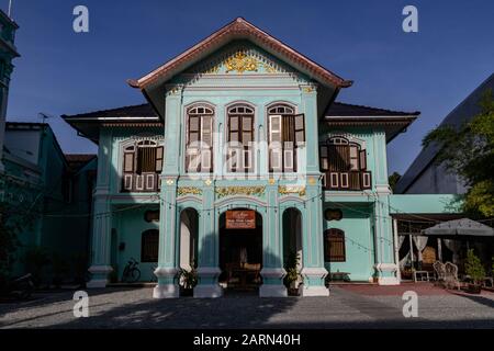 Thai Buildings - Shophouse building in Chinatown in Bangkok in Thailand ...
