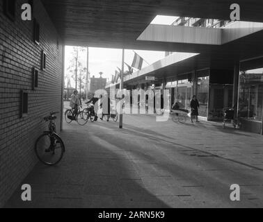 Excursion Tuindorp Osdorp, the shopping center Date: October 19, 1964 ...