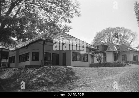 Recovering site Bandoeng (Dago hill) Group photo of an older KNIL ...