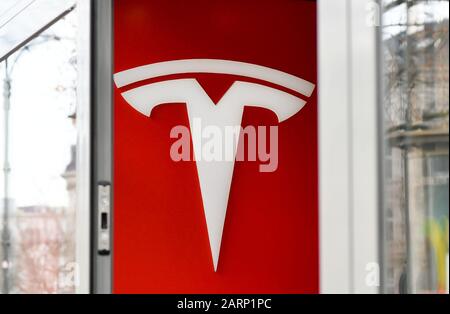 Tesla electric car logo emblem close up Stock Photo - Alamy
