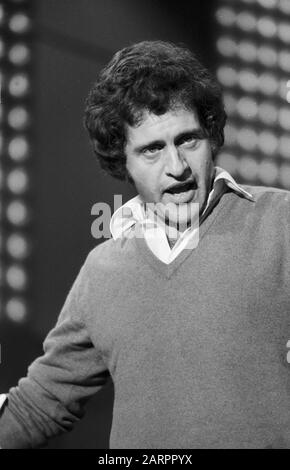 Joe Dassin, französischer Chansonsänger, bei einem Auftritt in ...