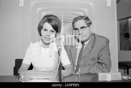 Heinz Wrobel, deutscher Fernsehjournalist und Nachrichtensprecher, mit ...