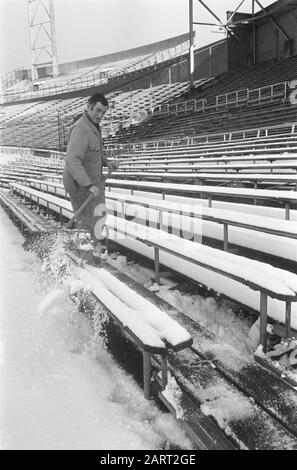 Cleaning in football stadiums, for the matches of the Carioca football ...