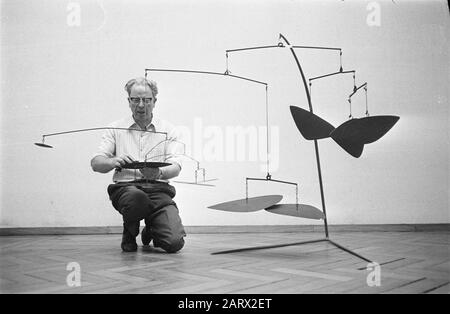 Exhibition Kinetic Plastic Am. A staff member of the Stedelijk cleaning ...