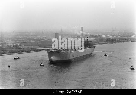Tewaterlating tanker Esso Cambria at the yard of Verolme in Rozenburg ...