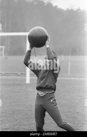 Training selection Young Orange, Zeist, two debutants (Leen Barth en (r ...