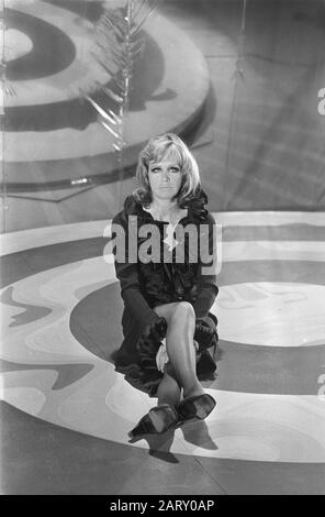 TV show around Hildegard Kref of KRO; H. Knef during recordings Date ...