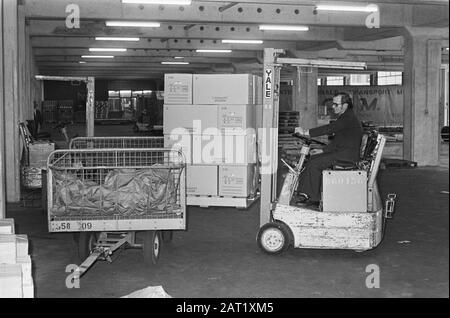 Freight forwarders at work in the Schiphol freight building ...