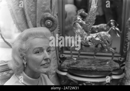 Countess Tauni de Lesseps with one of her golden figurines commissioned ...