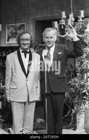 Fred Haché show. Barend Napkin and Fred Haché watch a singing ...