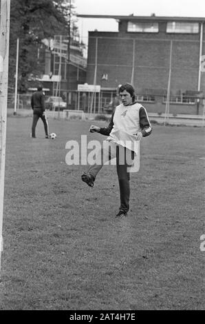 Jan Mulder trains with selection Ajax, Jan Mulder in conversation with ...