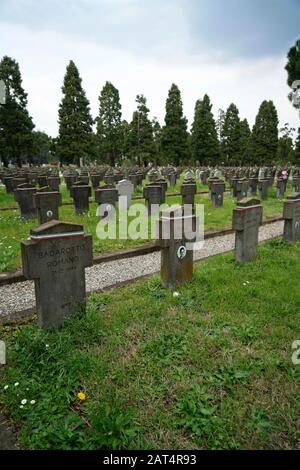 Campo 10, the wheare fascist fighters of the Salò republic are buried ...