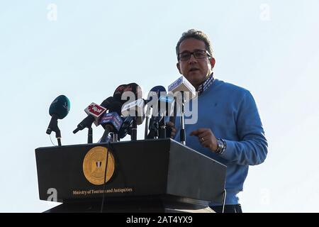 Discovery of an ancient communal tomb in a cave with ancient human ...