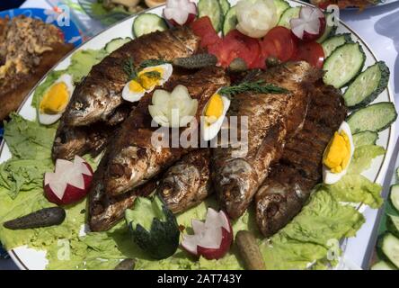 Fish fried with vegetables Stock Photo - Alamy