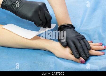 Depilation of female body parts in a beauty salon Stock Photo - Alamy