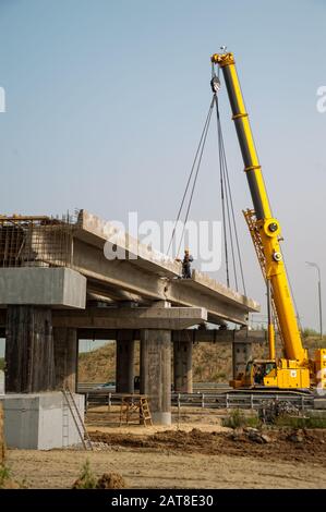 Mounting of bridge span Stock Photo - Alamy