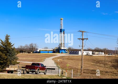 Drilling rigs drill for oil and natural gas in the Jonah Field near ...