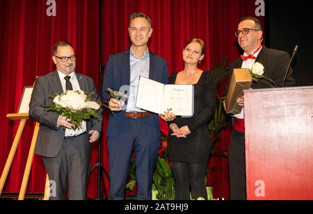 Johannes Wenzel, Daniele Ganser,Julia Szarvasy und David Vandeven bei ...