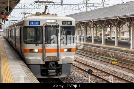 A JR Central 313 series train arrives at Nagoya Station Stock Photo - Alamy