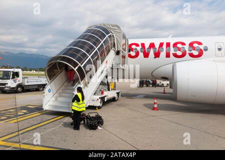 Airport Passenger Step Vehicle / self propelled mobile stairs steps for ...