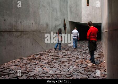 Shalekhet - fallen leaves,installation of metal faces with open mouths ...