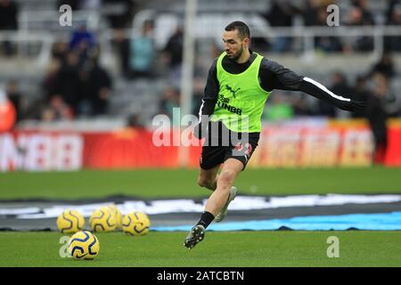 Nabil Bentaleb of Newcastle United warms up prior to the Premier League ...