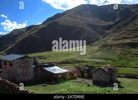 Tradition houses in Peru Mountains landscape Stock Photo - Alamy