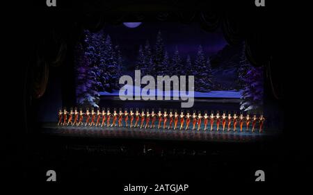 Rockettes dancing - Radio city music hall Christmas spectacular show in ...