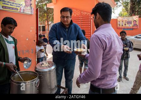 Free distribution of food at a food camp in New Delhi for poor people ...