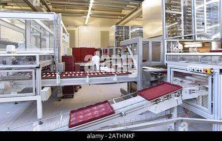industrial production of bakery products on an assembly line - technology and machinery in the ...